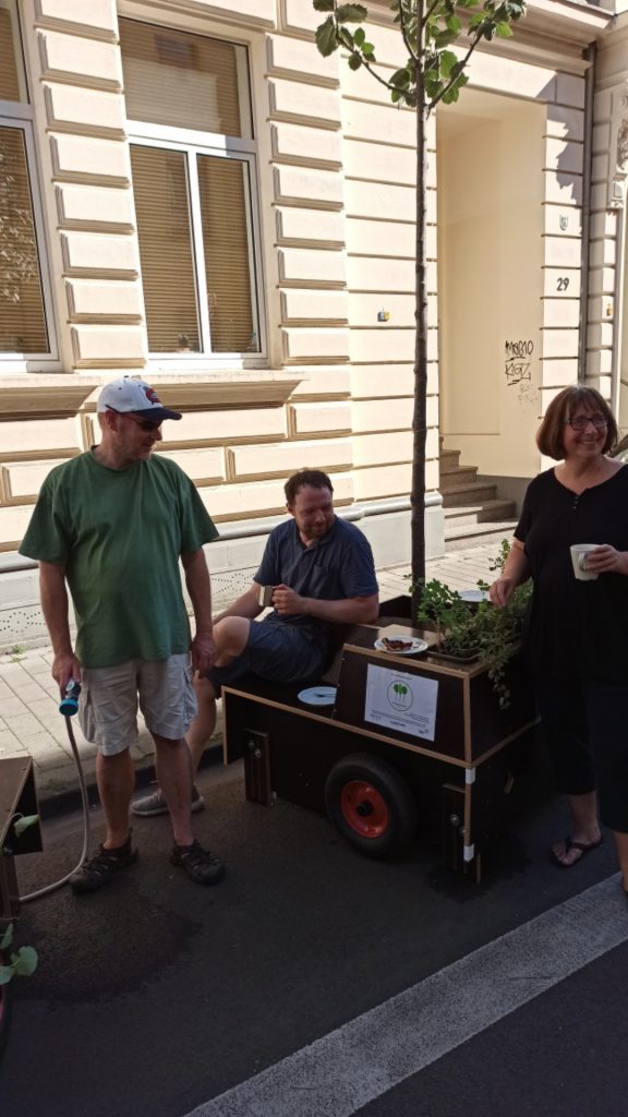 Wanderung in die Leostraße - Aufbruch:Stadt || Wanderbaumallee